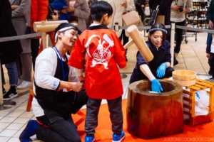 How to Make Mochi with a Stand Mixer (Homemade Mochi) お餅の作り方 • Just One ...