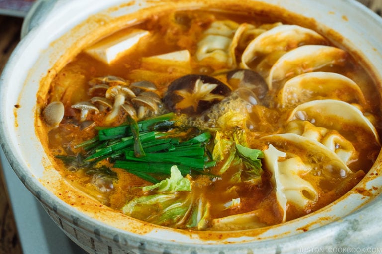 Kimchi Gyoza Nabe (Hot Pot) キムチ餃子鍋 • Just One Cookbook