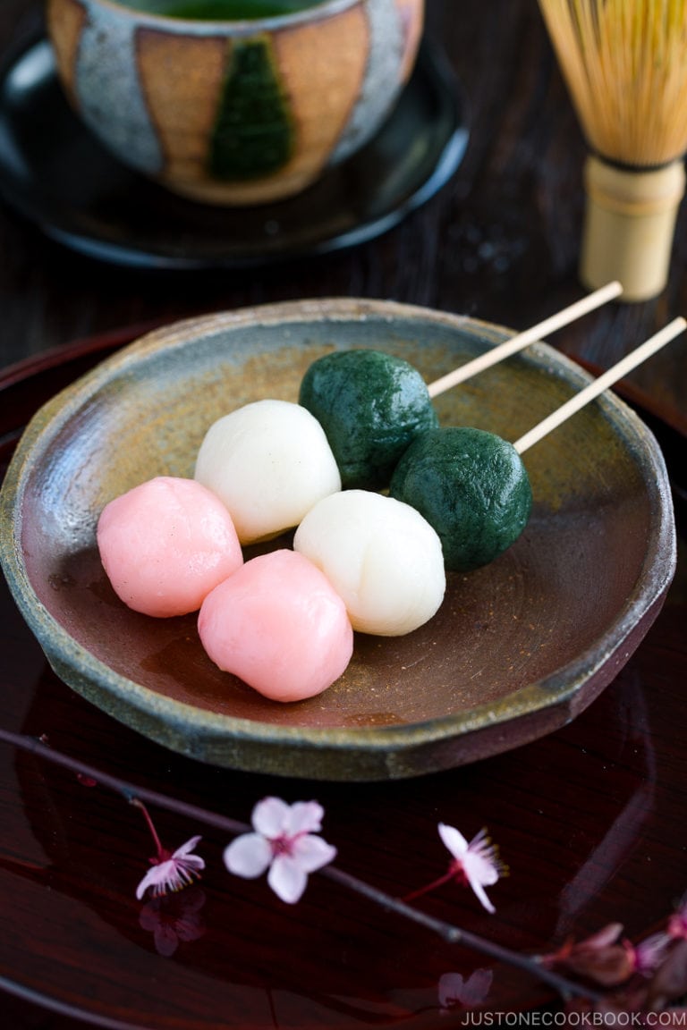 12 Popular Foods to Enjoy at Cherry Blossom Viewing (Hanami) • Just One ...