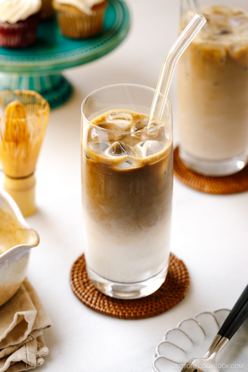 Iced Hojicha Latte アイスほうじ茶ラテ • Just One Cookbook