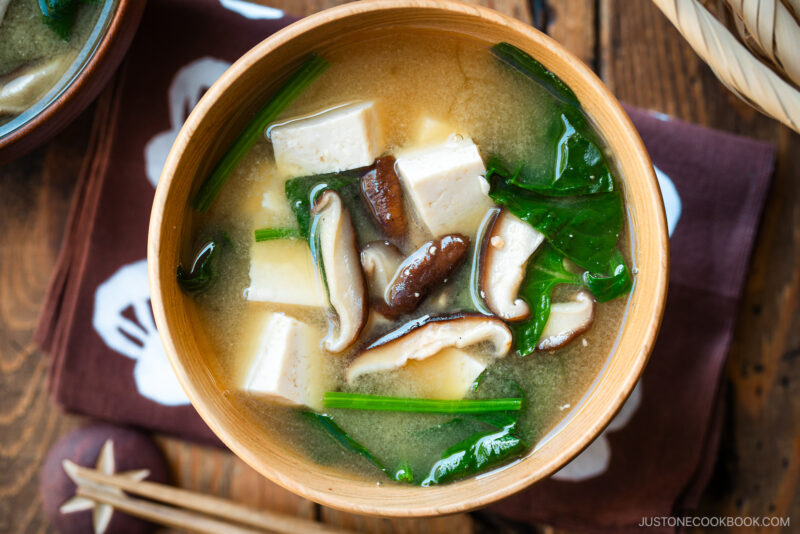 Spinach and Mushroom Miso Soup ほうれん草と椎茸の味噌汁 • Just One Cookbook